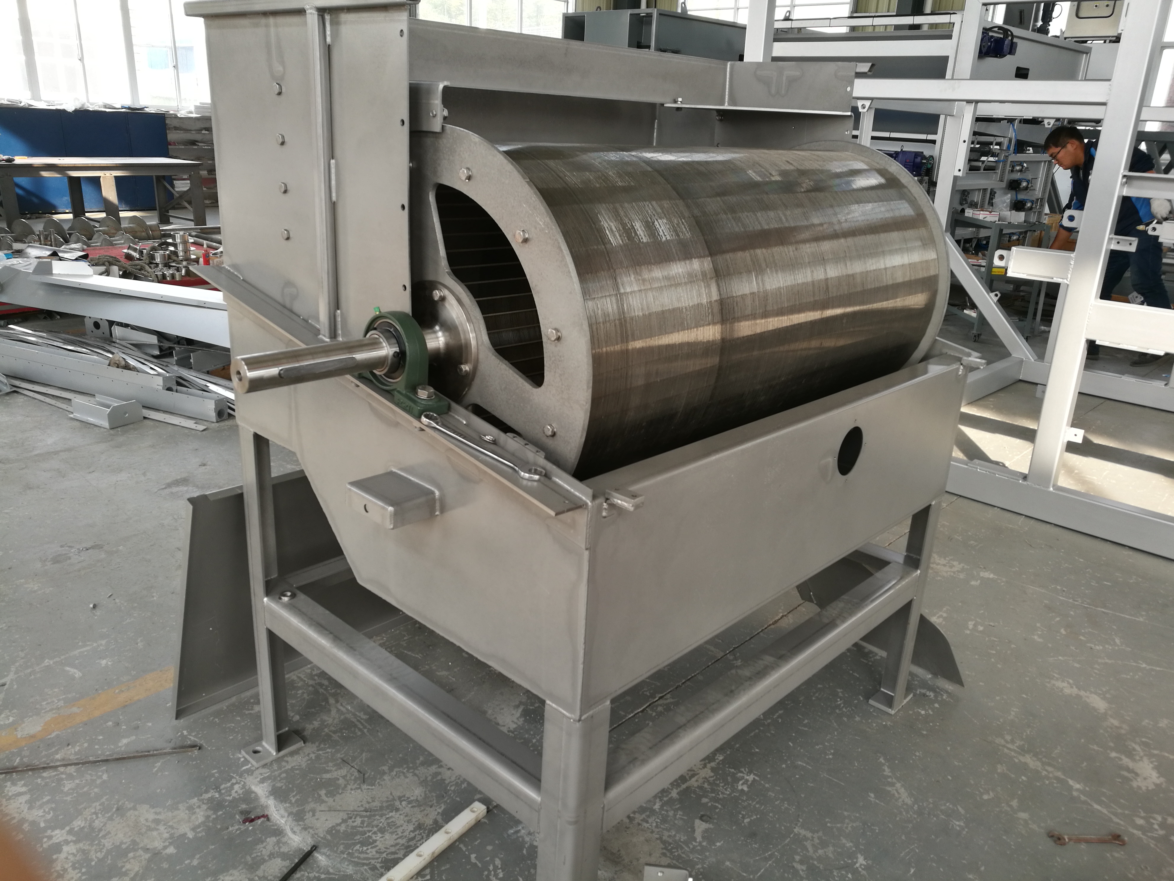 externally fed rotary drum screen with solid filtration for sewage ...